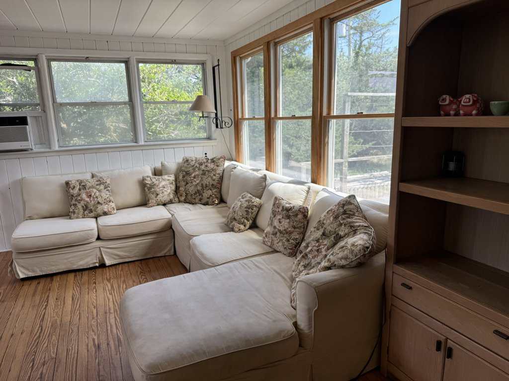 Simple clean 2 bedroom 1.5 bath cottage near beach - Wallace Real Estate